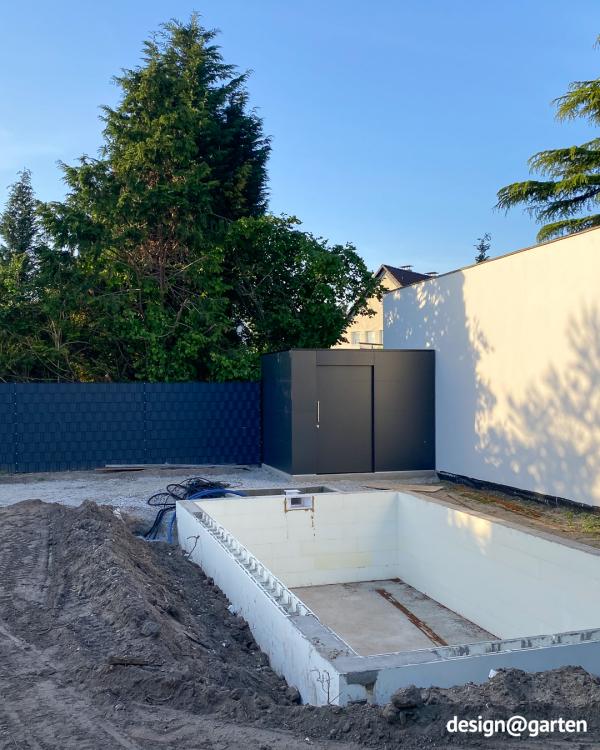 Modernes Poolhaus mit Schiebetür aus HPL | design@garten