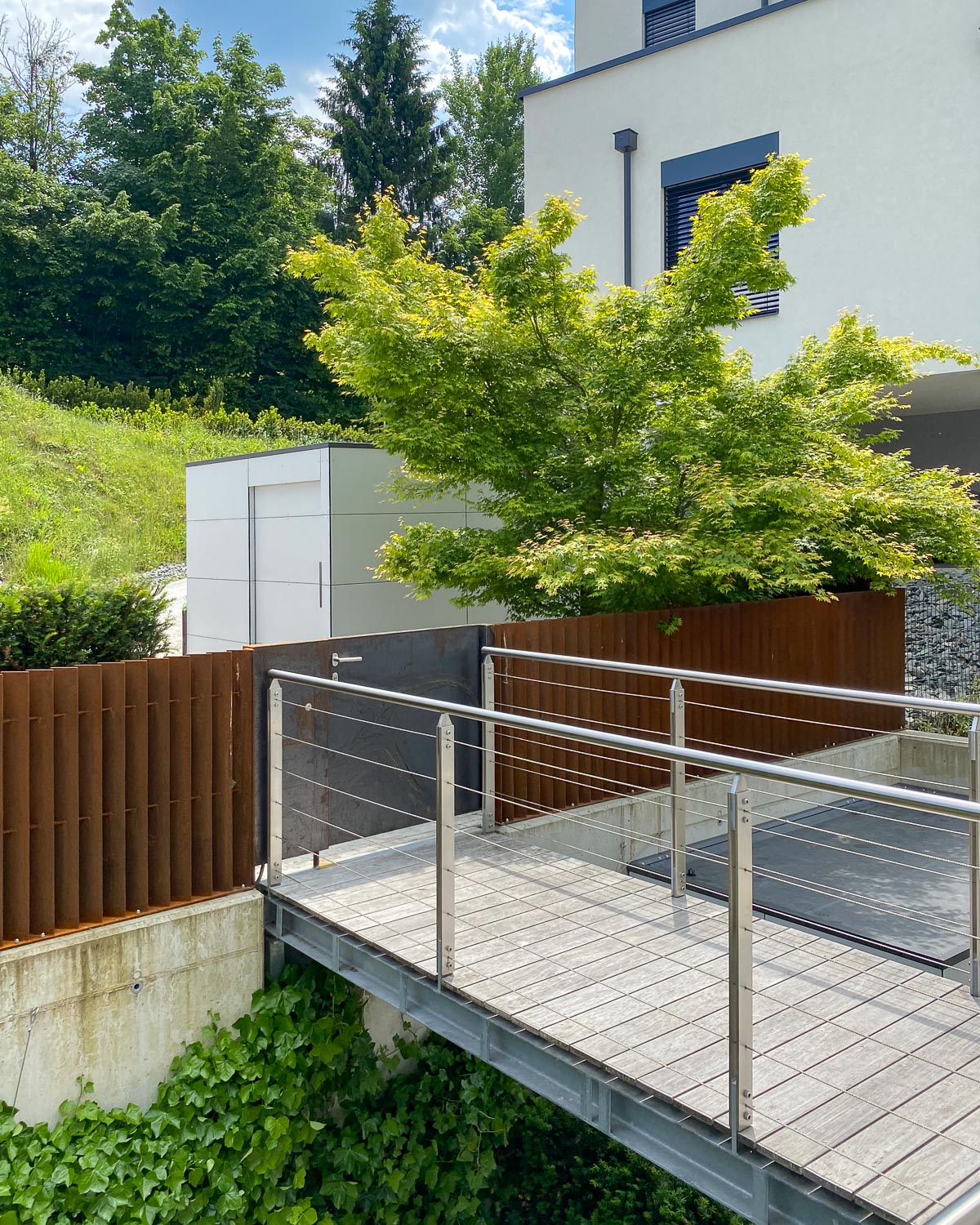 Abri de jardin moderne sur sol en pente